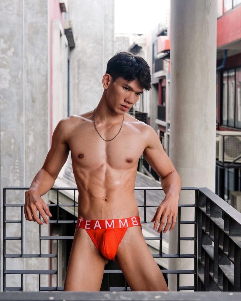 อั้ม ชนินท์ พกข้าวหลามลำใหญ่ ถ่ายแบบเซ็กซี่ได้ใจสาว